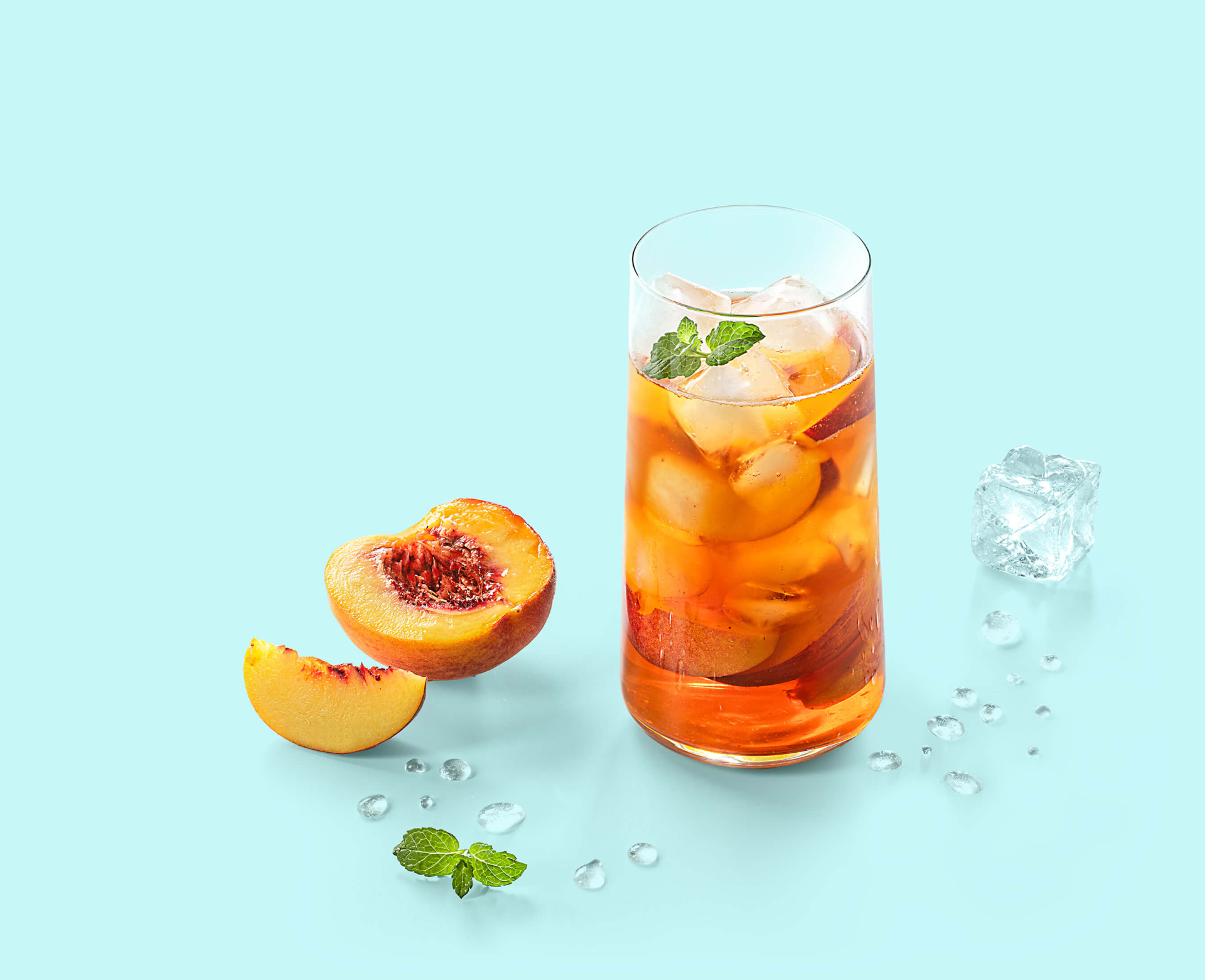 Thé glacé, un cocktail réalisé avec le sirop de Ice tea pêche, Citron ...